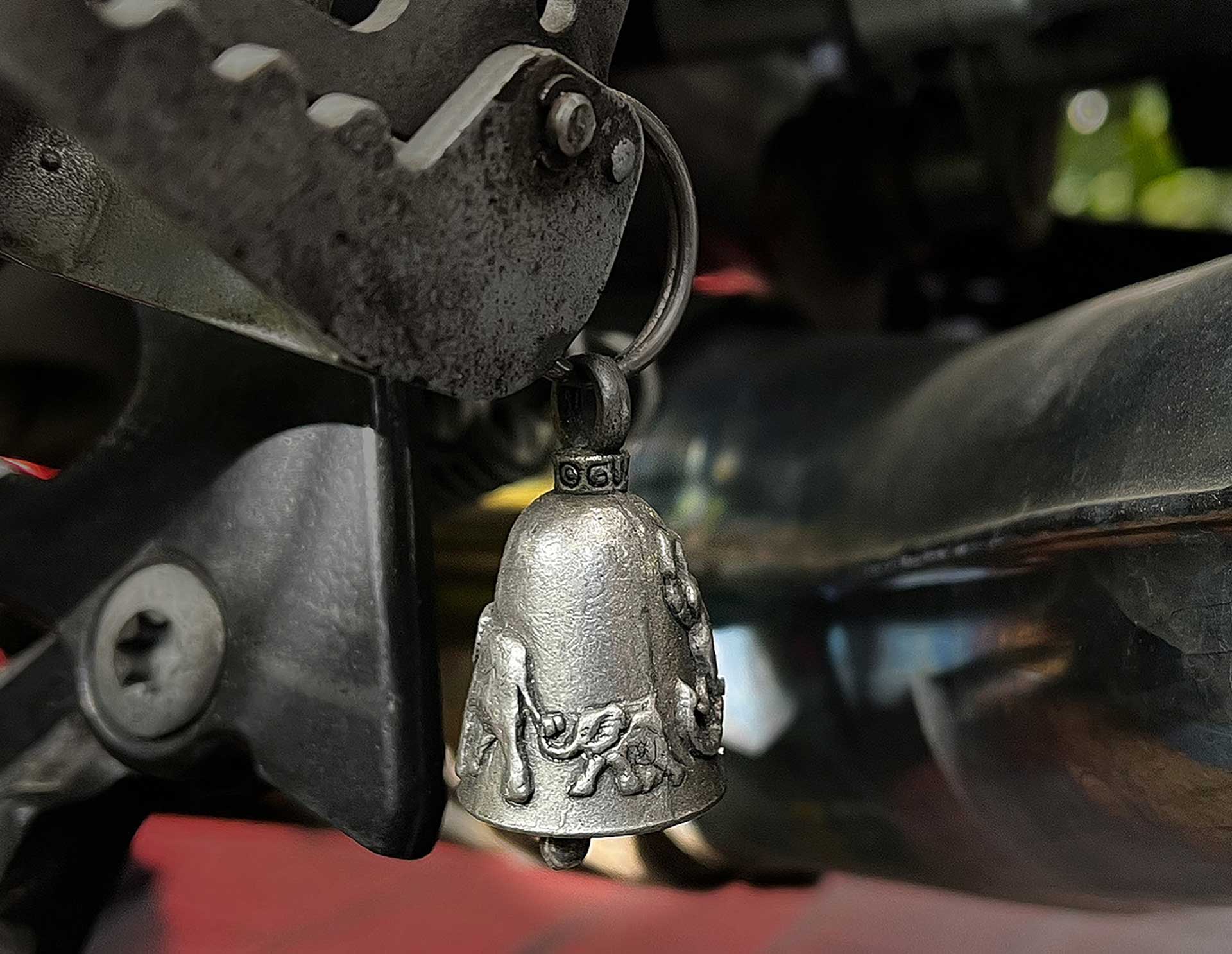 Gremlin bell, historia y significado. - AIRBAG MOTO ROCKTOOL